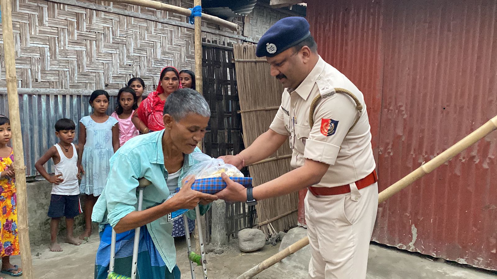 Rajganj police extended a helping hand to the needy who are fasting ...