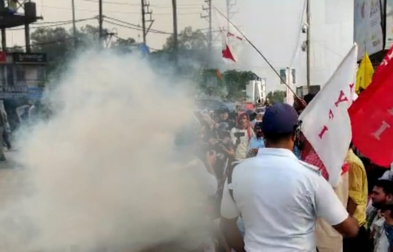 DYFI’s Uttar Kanya Abhiyan takes a violent turn, police resort to firing tear gas - Siliguri ...
