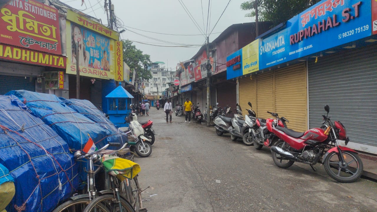 Traders shutdown Bidhan Market for 24-hour demanding ownership rights ...