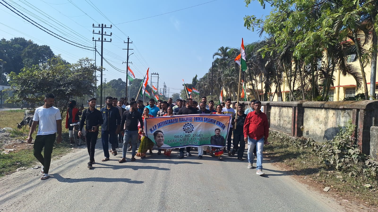 NJP Jatiyatabadi Railway Thika Sramik Union submits memo demanding ...