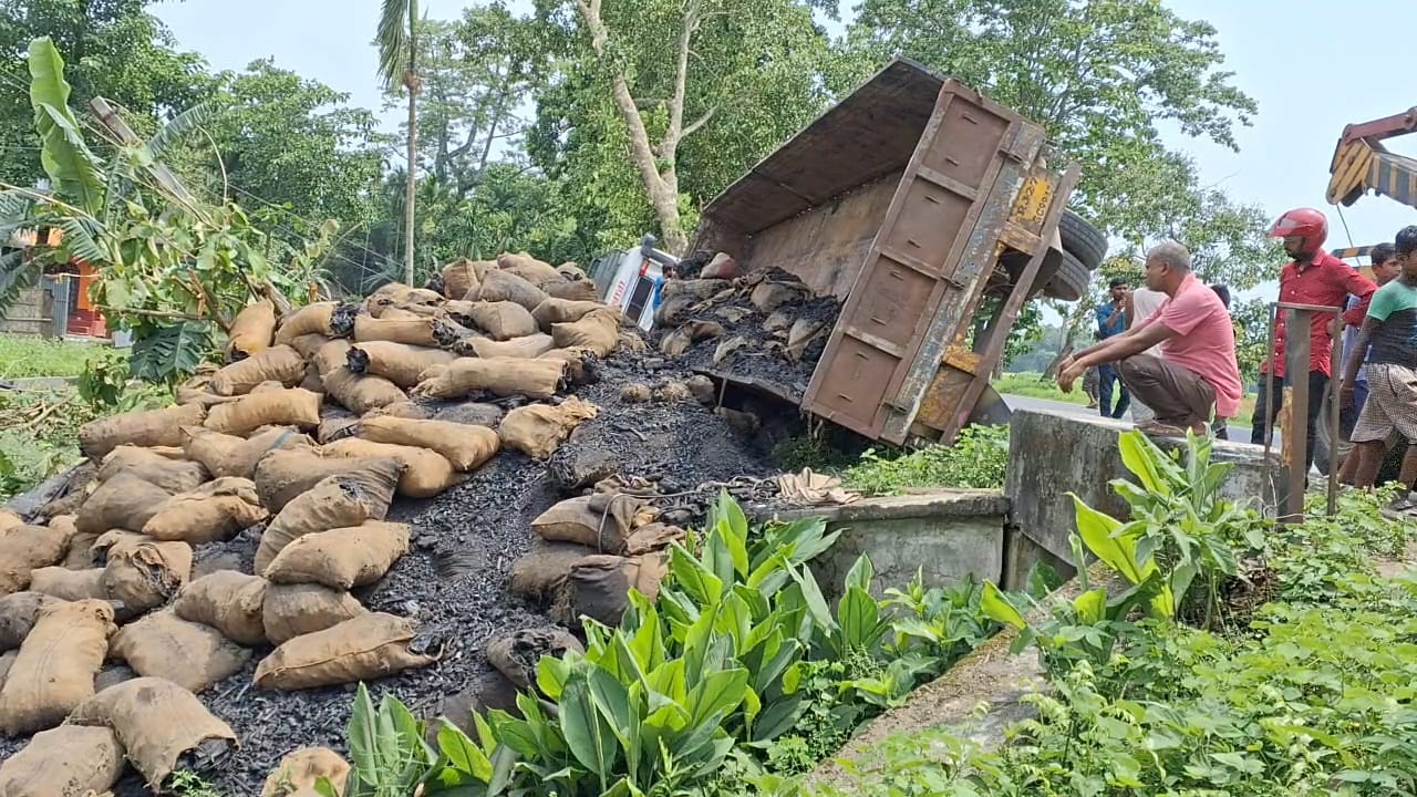 Coal-laden lorry overturns on the national highway in Kharibari ...