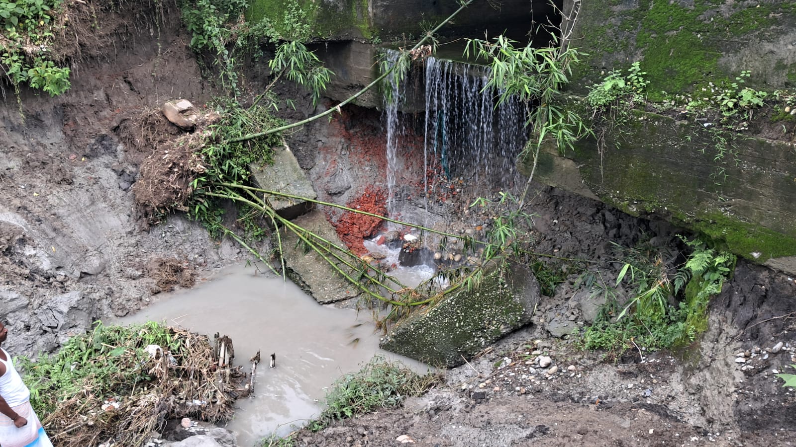Partially collapsed culvert in Rajganj raises fear of major accident ...