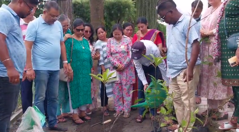Tree plantation drive at Surya Sen Park by Niswarth Seva Manch and SMC in Siliguri - Siliguri ...