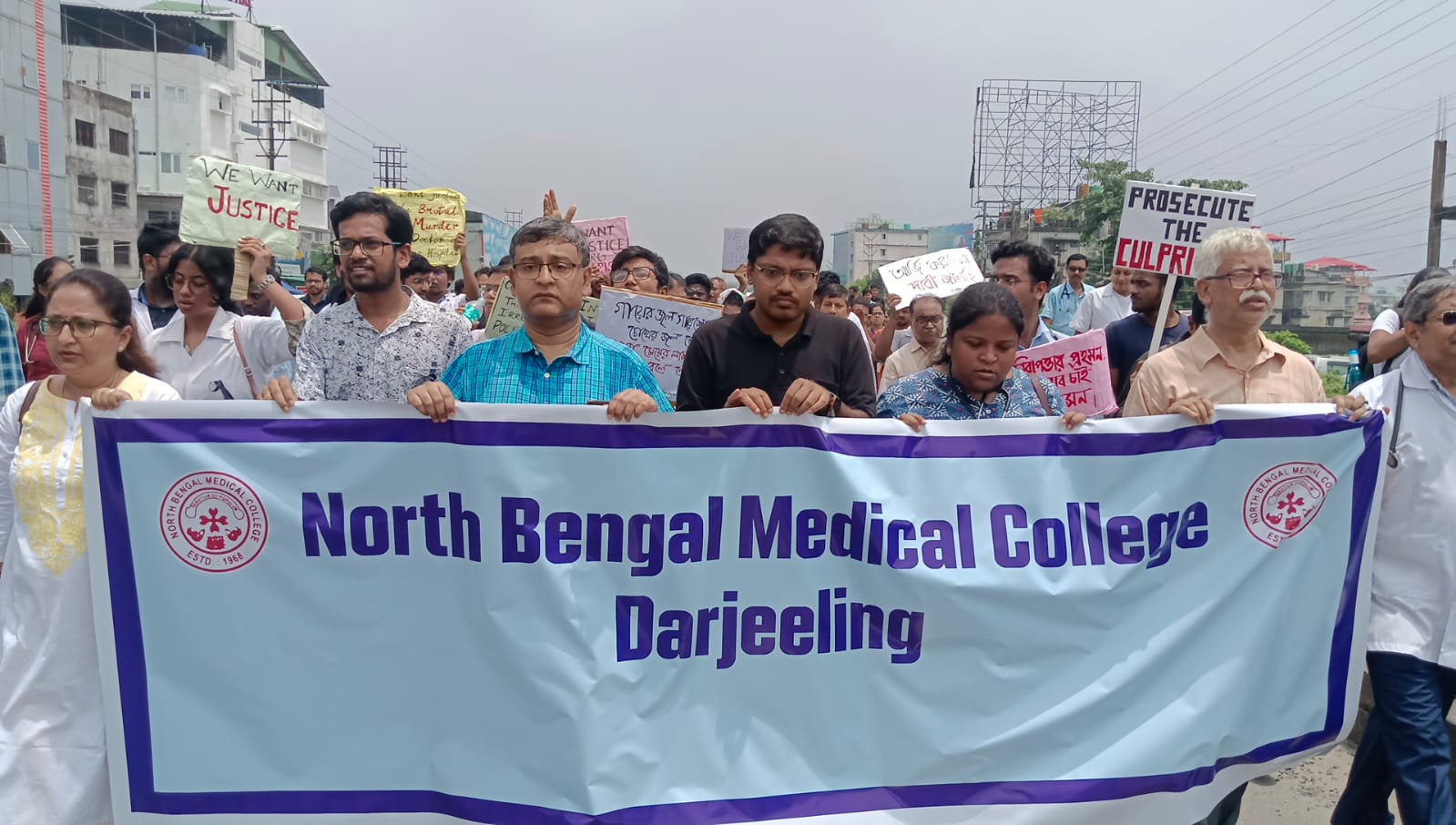 Doctors of NBMCH hold protest rally in Siliguri over RG Kar Hospital ...