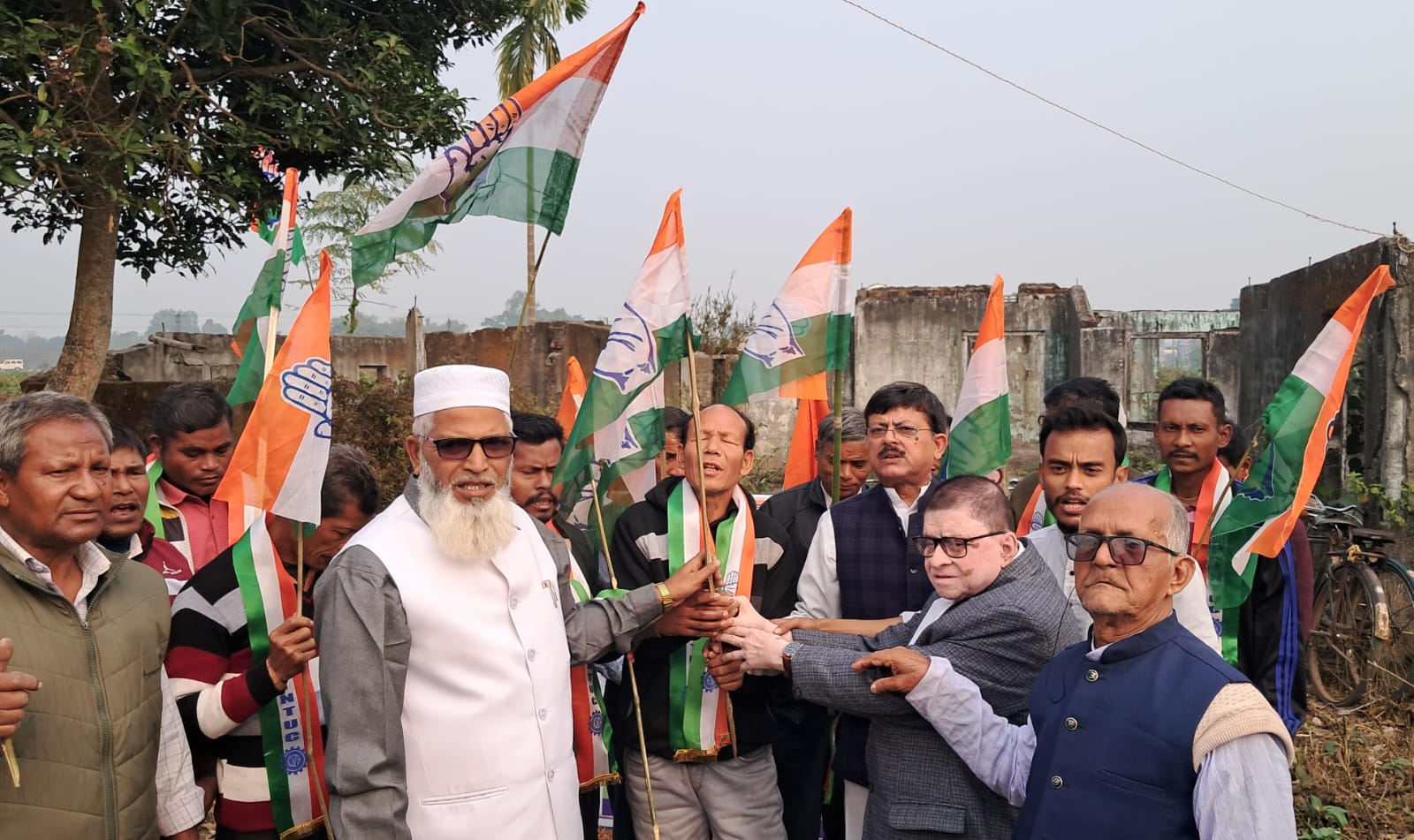 60 people join Congress party after leaving TMC in Rajganj - Siliguri ...